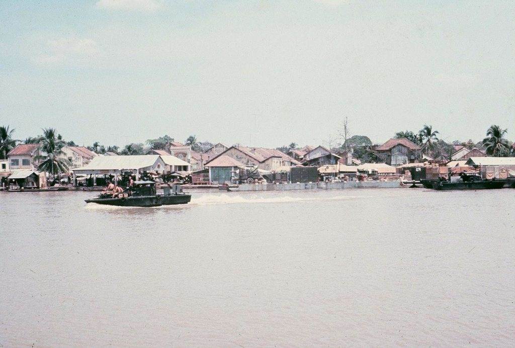 Hình Ảnh Kiến Tường 1967 Qua Ống Kính Của Tom Twitty – Nhạc Vàng